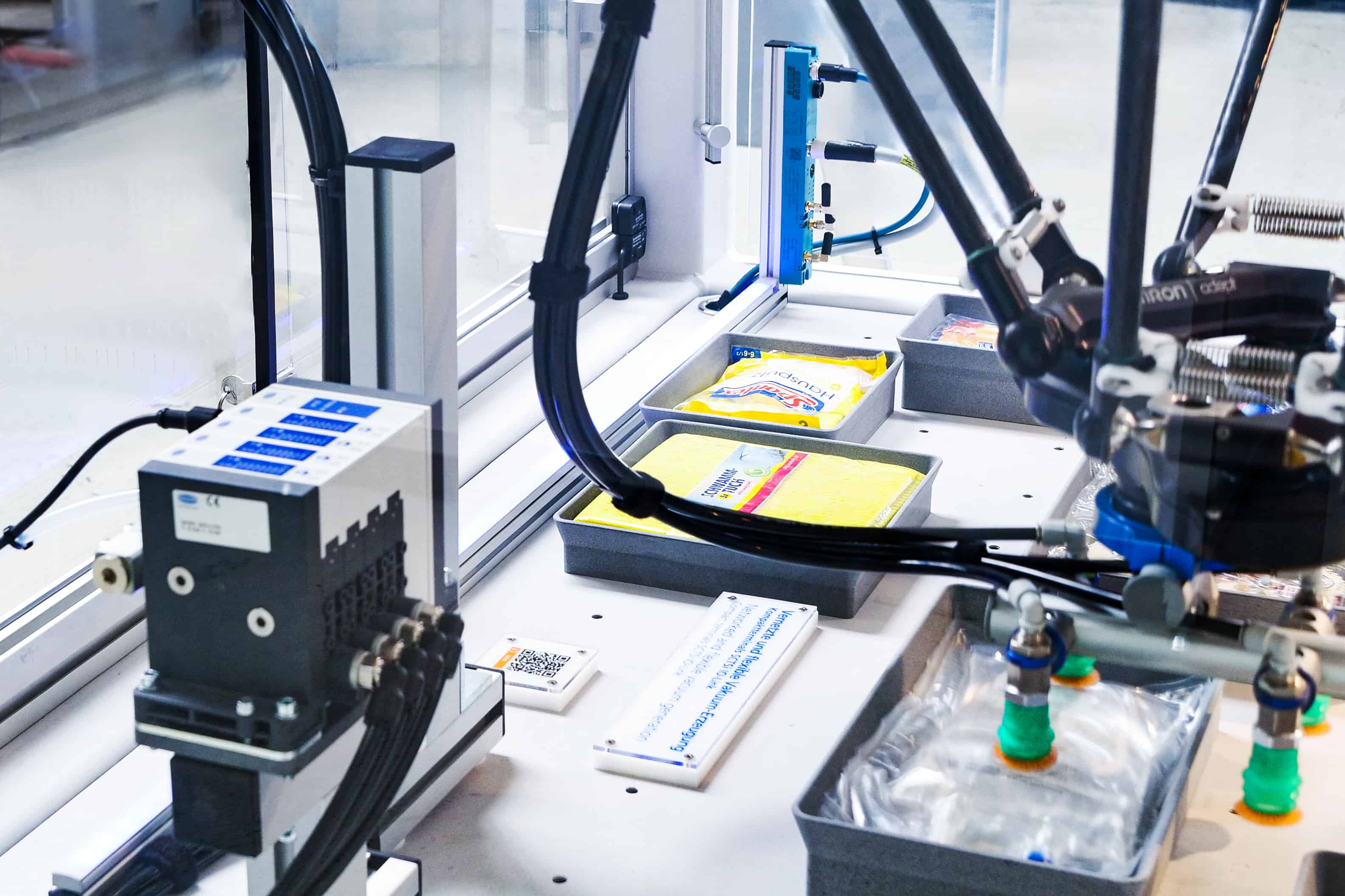 Wireless Robotics: IO-Link Wireless Cable-free- CoreTigo